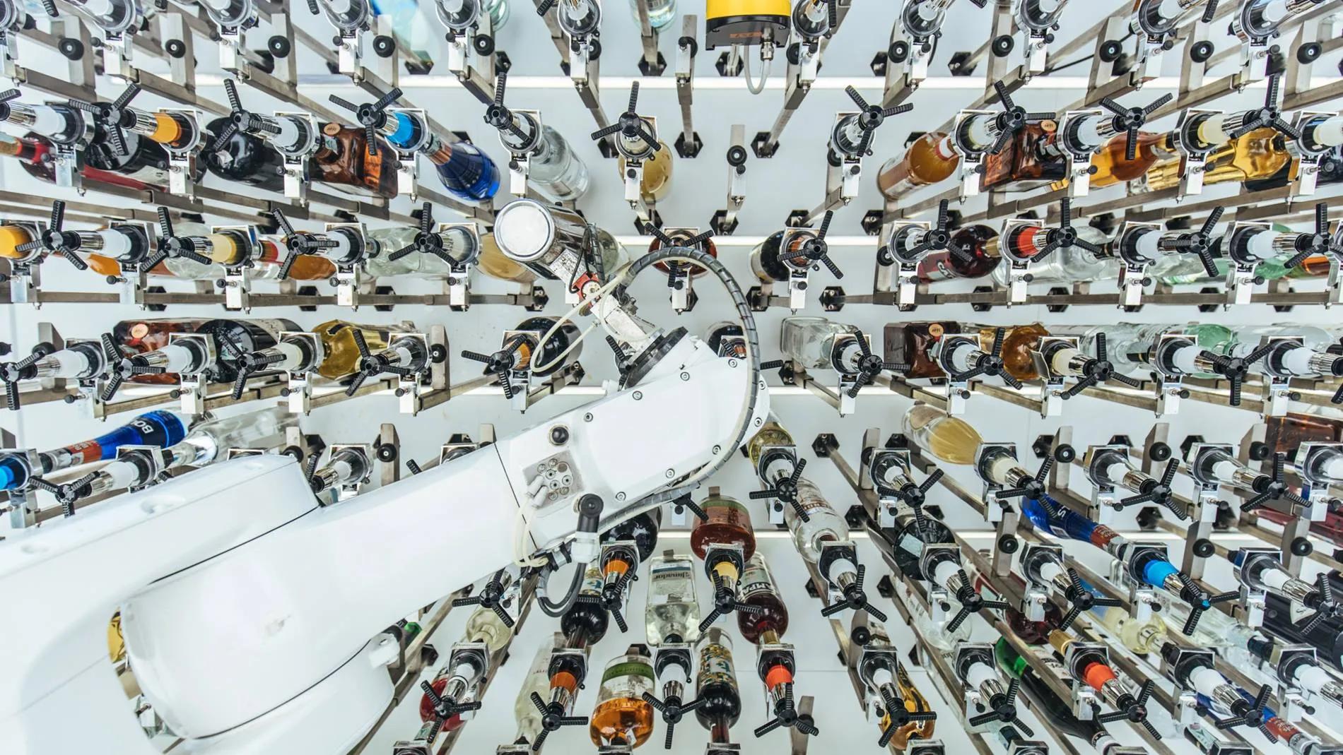 Robot bartender en cruceros: el futuro de la mixología a bordo | Makeblock